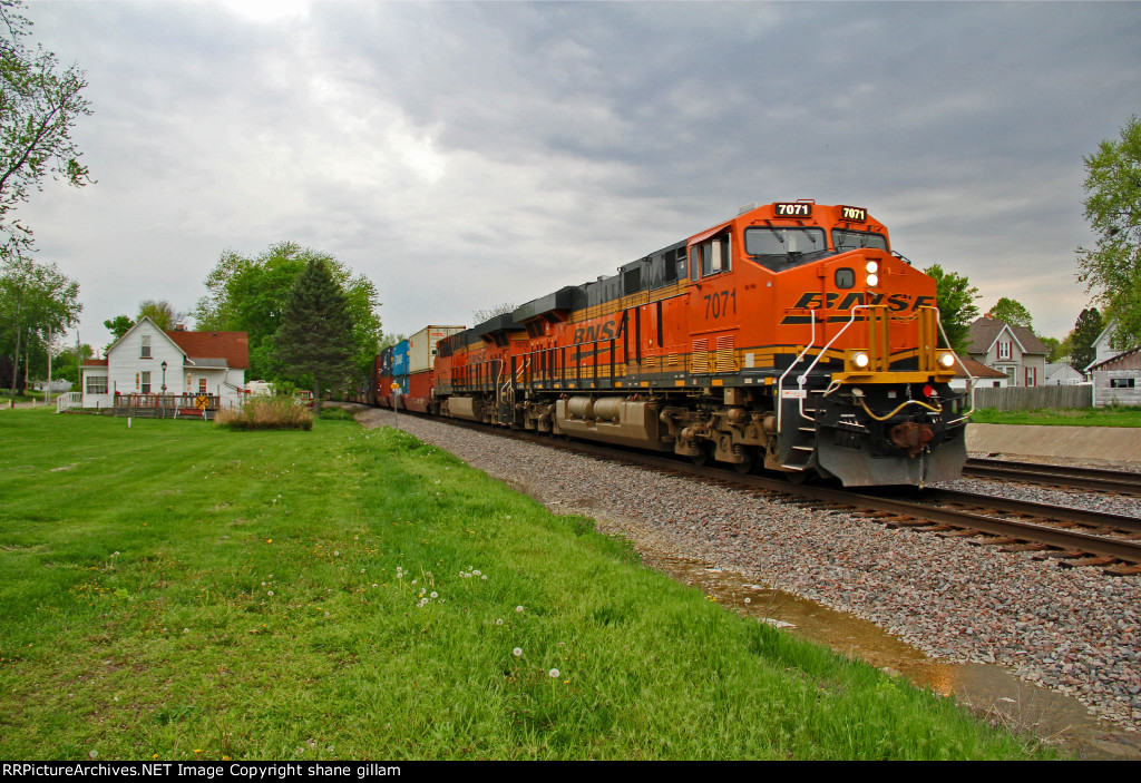 BNSF 7071 Rips a stack train Thur town.